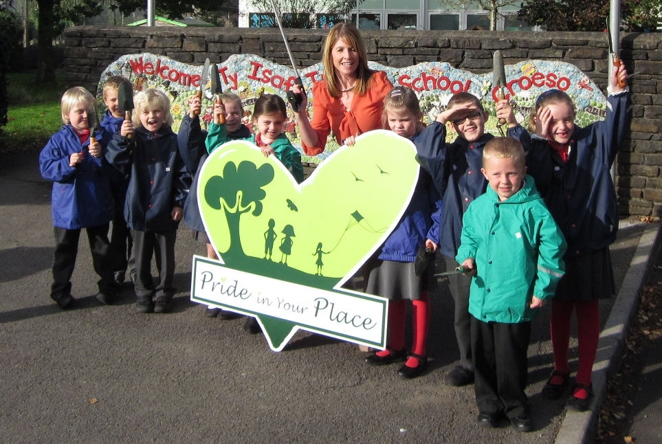Risca youngsters plant daffodils
