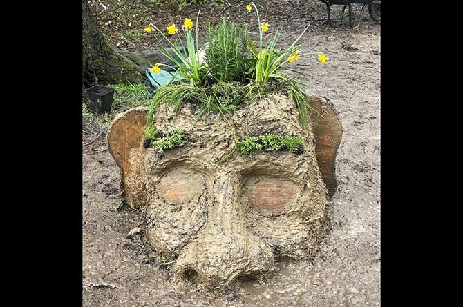 Ty'n y Wern school pupils creating bee corridor in Trethomas