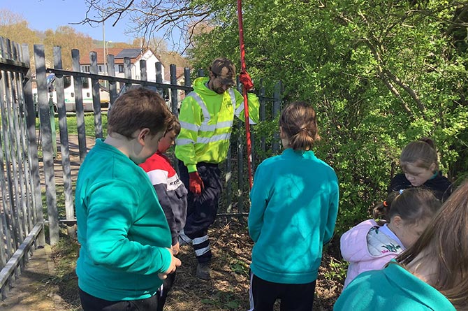 Ty'n y Wern school pupils creating bee corridor in Trethomas